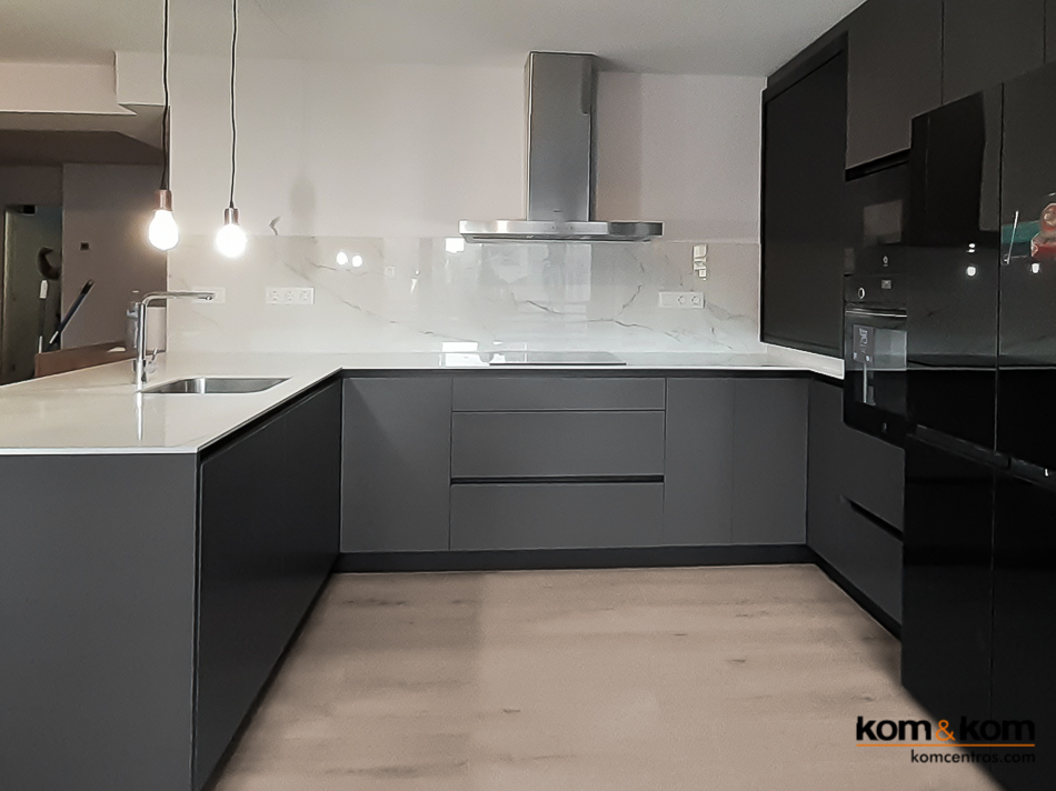 Cocina moderna gris oscuro y negro abierta al salón - komcentros | kom&kom
