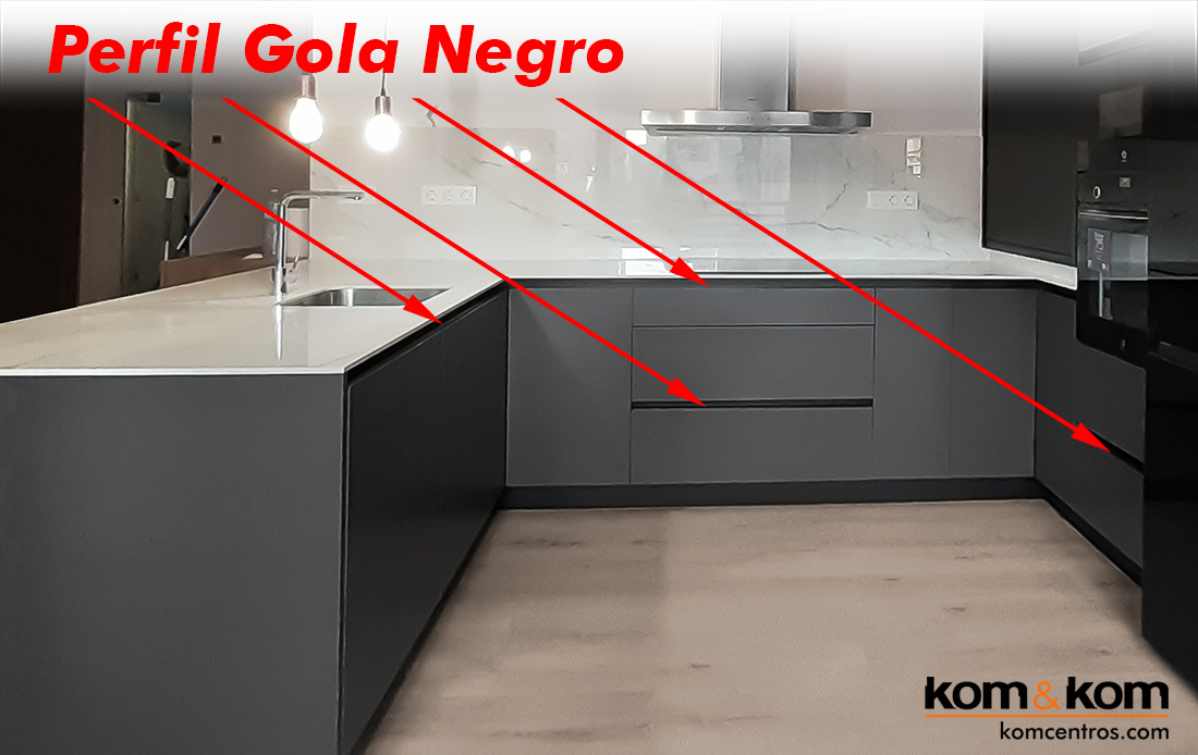 Cocina moderna gris oscuro y negro abierta al salón - komcentros | kom&kom